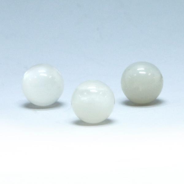 【ビーズサイズ】8mm【形】丸玉※ビーズサイズは0.5mm前後の誤差がある場合がございます【商品説明】ムーンストーンは和名で月長石（げっちょうせき）といいます見る角度によってギラリと光り輝く「シラー効果」現象が見られ青く輝きを放つものは「ロ...