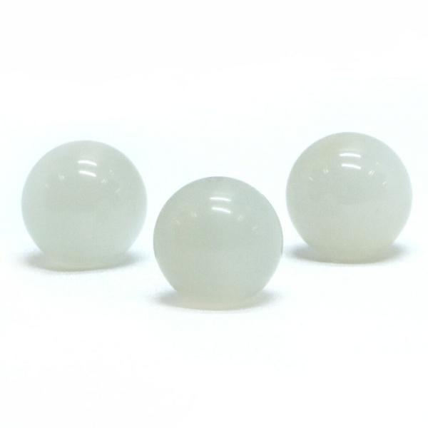 【ビーズサイズ】12mm【形】丸玉※ビーズサイズは0.5mm前後の誤差がある場合がございます【商品説明】ムーンストーンは和名で月長石（げっちょうせき）といいます見る角度によってギラリと光り輝く「シラー効果」現象が見られ青く輝きを放つものは「...