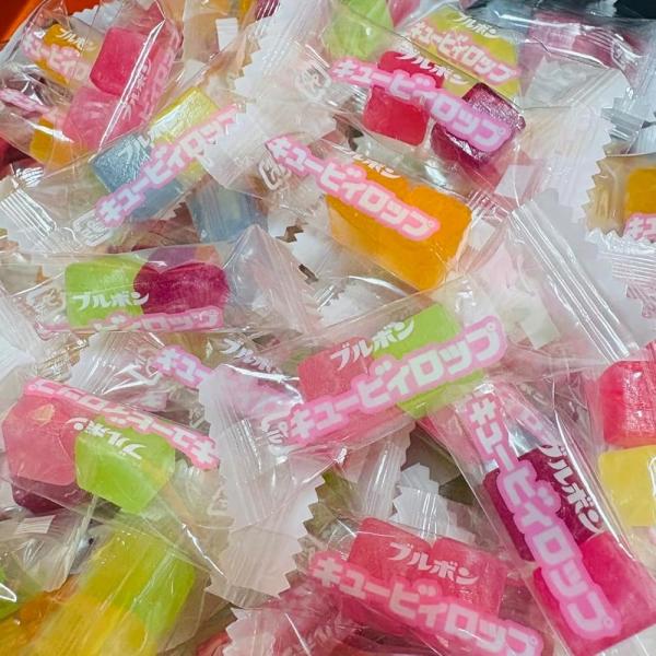 「商品情報」商品の説明キューブ状の小粒キャンディで、1つの個包装に2粒入り。グレープ・オレンジ・あまおう苺・シャインマスカット・しゅわソーダ・ピーチ・レモンの7種類の味が楽しめるアソートです。ビタミンC配合の栄養機能食品でもあります。個包装...