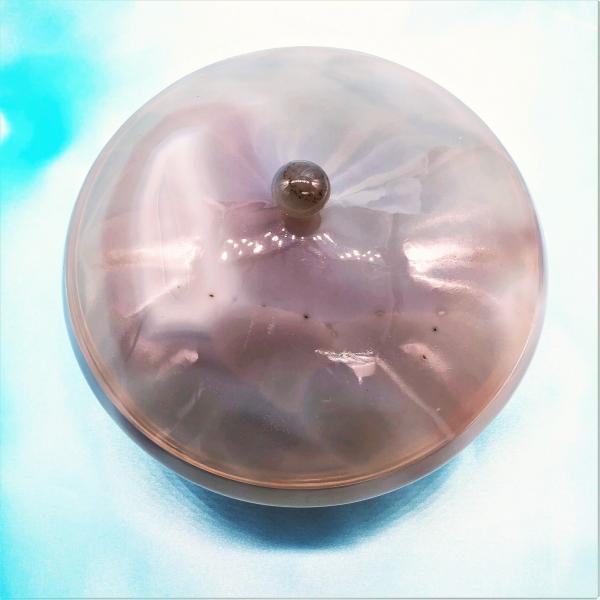 伝統工芸品の甲州水晶貴石細工。加工の難しい生瑪瑙の塊から作られた器です。精密機械で作ったような蓋がぴたりと合った茶器（菓子器）です。器の淵、受けしろと蓋の間に1ミリにも満たない僅かな隙間を設けることで、蓋の開け閉めがスムーズな緩みもなく精巧...