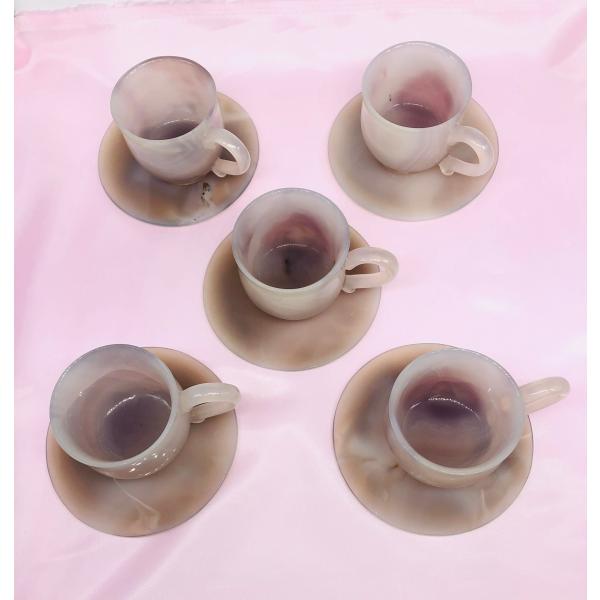 伝統工芸品である甲州水晶貴石細工。生瑪瑙コーヒーカップ5脚セット。それぞれ微妙に異なる色相があり、持ち手もしっかりとしたコーヒーカップです。飲み口はできる限り薄く、熱にも耐えられるよう底へ行くに従って厚くなっています。(桐箱付き）カップ　径...