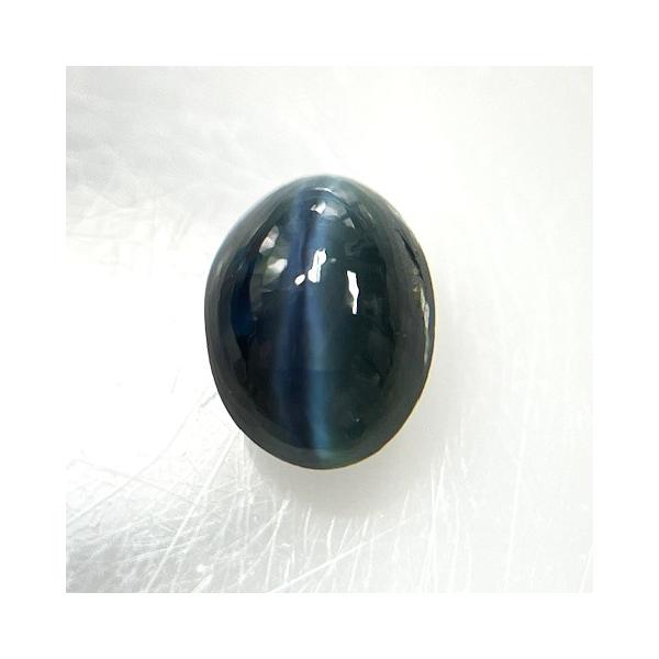 帯青緑色をしたキャッツアイ効果のみられるアレキサンドライト のカボションです。自然光の下でもキャッツアイ効果が確認できます。ライトを当てると赤味をおび、一般にアレキサンドライトキャッツアイ呼ばれています。5.6×4.2×3.3mm　0.74...