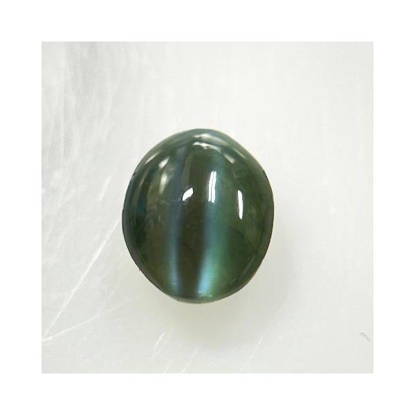 帯青緑色をしたキャッツアイ効果のみられるアレキサンドライト のカボションです。自然光の下でもキャッツアイ効果が確認できます。ライトを当てると赤味をおび、一般にアレキサンドライトキャッツアイ呼ばれています。5.4×4.5×3.1mm　0.80...