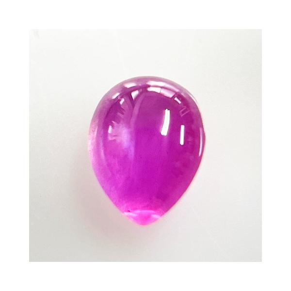 透明感のあるピンクがかったスタールビーのペアシェイプです。ふっくらとした滑らかなフォルムで、ライトを当てるとはっきりとスターが浮かび上がります。サイドから底面にかけて小さなへこみがありますが正面からは見えず、製品加工の際も まったく支障ない...