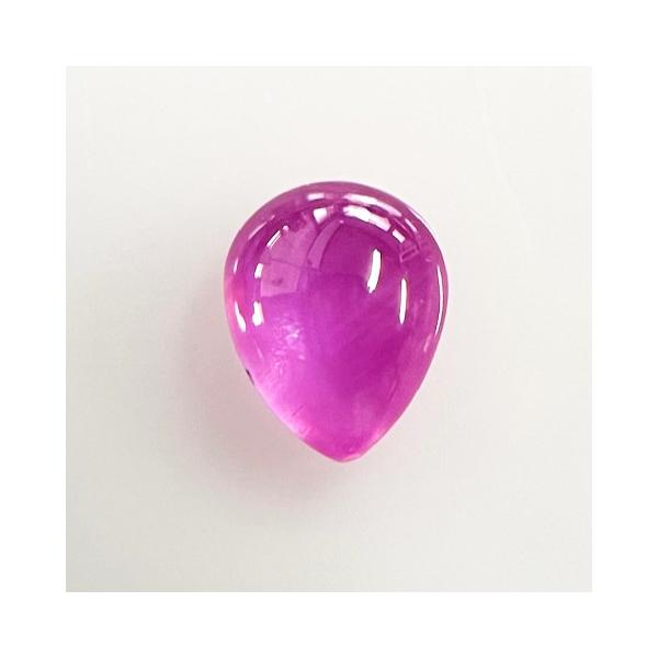 透明感があるピンク色をしたペアシェイプ型のスターサファイアです。ルーペで見るとサイドに針の先ほどの小さなインクルージョンがありますが肉眼では全く見えません。裏面に僅かなへこみがありますが、製品に加工する際は支障ないと思います。ライトを当てる...