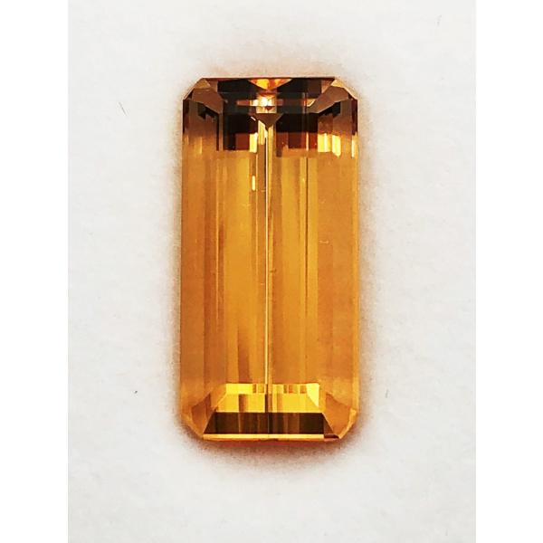 ブラジル産インペリアルトパーズのステップカットです。色はやや淡いオレンジ系のイエローです。ルーペで確認しても目立つインクルージョンや傷は見当たりません。すっきりとしてクリーンな印象のルースです。重量　　7.61ct サイズ　約16.0×7....