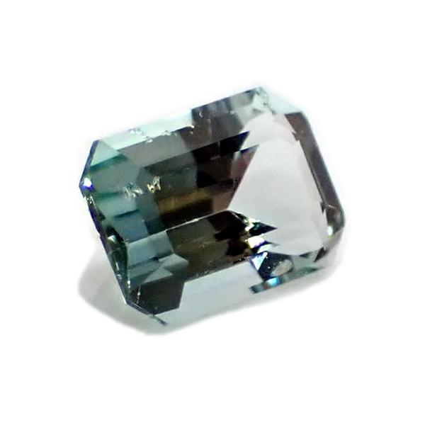 凛と涼しげな何とも言い難い色合いが美しいトルマリンルースです。