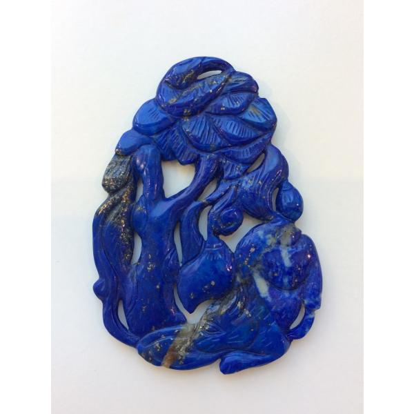 強力なパワーストーンとして知られるラピスラズリのプレートに「うさぎ」モチーフの透かし彫りが施されています。両面彫りになっていますので表裏同じ柄になっています。黄金色の「パイライト」、白斑色の「カルサイト」等が多く点在しています。この「パイラ...