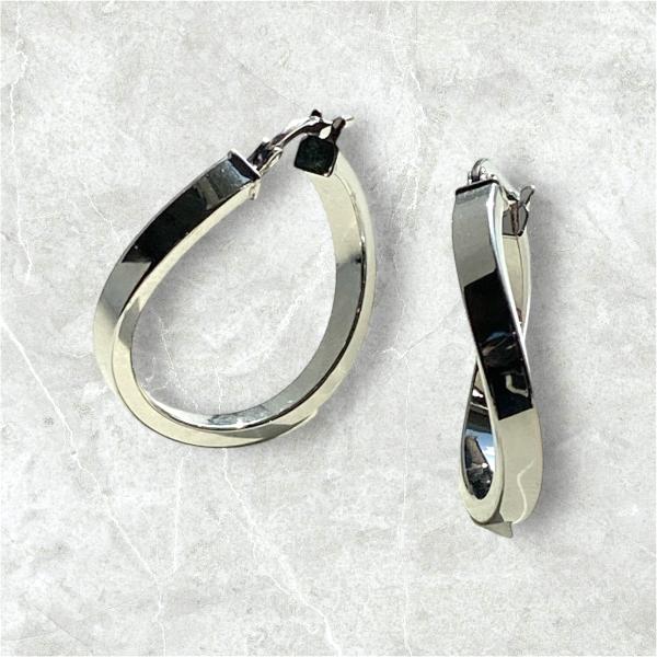 ひねりの効いたシルエットが美しいフープピアス。艶やかなメタリックの地金を立体的にツイストさせたデザインは、シンプルながらも目を引く存在感。正面から見るとすっきりと、角度が変わるたびに表情が変わる洗練されたミニマルデザインです。素材：K18ホ...