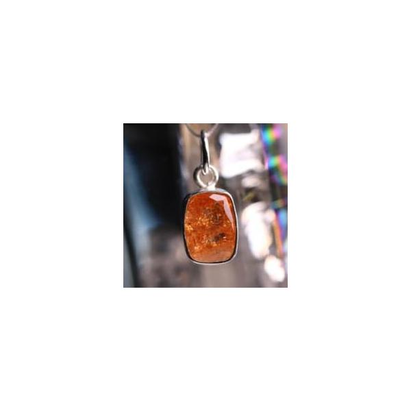 サンストーン　SVペンダントトップ　No.SV1007S色に、赤色のインクルージョンがラメを散りばめたように入っている、ロマンチックなサンストーンのペンダントトップ?さり気なくシルバーの台座も木瓜のようなお花の模様で目立たない箇所も凝ってい...