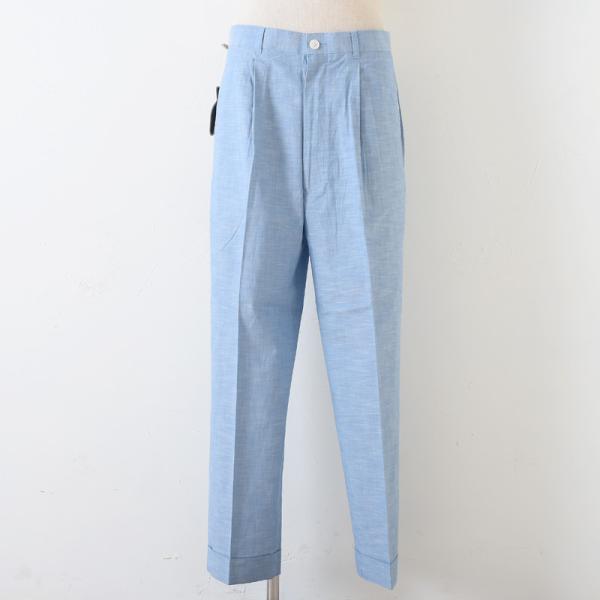 ● BODY ： コットンシャンブレームラ糸を使用したライトオンスのコットンシャンブレー素材を用いたリラックスして穿けるハイウエストトラウザーです。クラシカルな趣を醸すアウトタックの裾までストレートなシルエットのトラウザーで深めの股上と裾の...