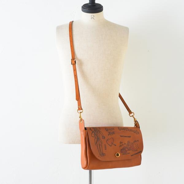 ● PRODUCT ： VASCO● BODY : 牛革● SIZE ： FREE●付属 ： オリジナルBOX● COLOR ： BLACK / BROWNGLADHANDとVASCOが旅や古きモノへの傾倒など、お互いのブランドの持つ世界観...