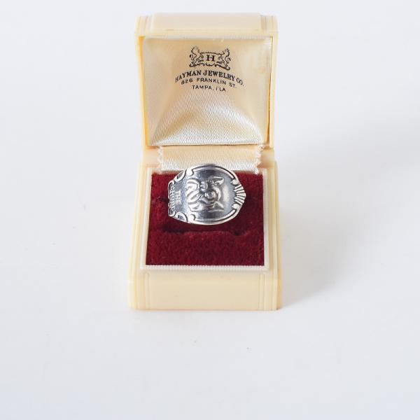 ● BODY ： SILVER925● MADE IN U.S.A.「Mr.CHUBBS」ボビーの永遠の相棒、愛すべきMr.CHUBBSがデザインされたアイテムシリーズ。スプーンを曲げたデザインのリング、15号サイズをベースに作成しており、...