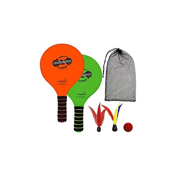 「商品情報」ジャズミントンは、楽しくて速さがあり、家族・友人・仲間と楽しめる、屋内/屋外用バドミントンゲームです。他のプレイヤーに羽根を打って、ラリーをしてみてください。速いラリー競争もできますし、逆にゆったりとラリーをして遊ぶこともできま...