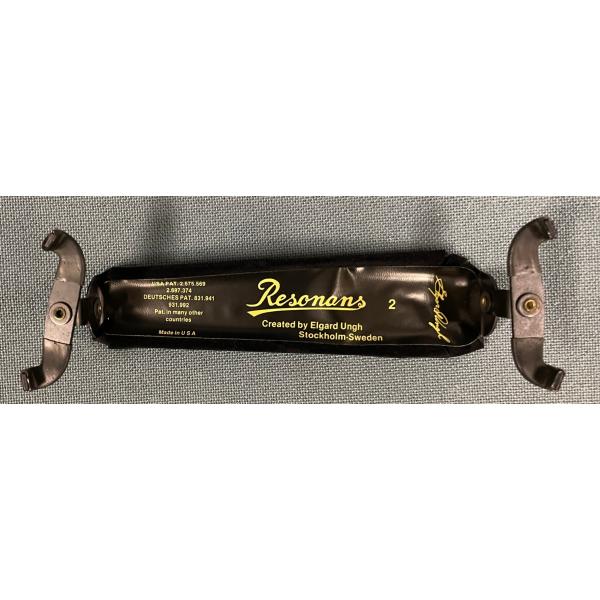 本体はスチール製で、楽器や肩の形状に合わせて変形させることができます。