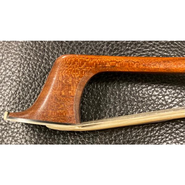 現在の最高峰の弓のメーカーに挙げられているベルギーのギヨーム工房製です。美しいヘッドの形と材料の木目の良さをご覧下さい。当店店舗にてご試奏可能です。ご試奏いただければすぐに違いをおわかりいただける逸品です。