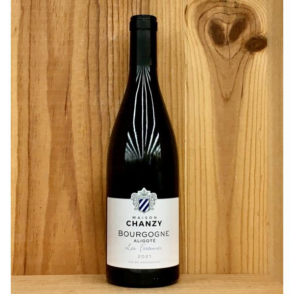 ブズロンのアペラシオンが誇るブドウ品種から造られたこのブルゴーニュ アリゴテは、しなやかで一貫したワインで、彫りの深いテクスチャーといきいきとした活力を備えています。・・・ふくよかでバランス良い味わい。香り高く白い花のニュアンスが楽しめます...