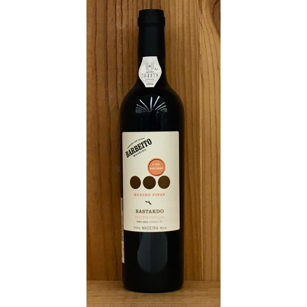 マデイラ島では一度は絶滅してしまっていたバスタルド種ですが、2004年に島北部で植樹され、2007年から再び収穫が始まりました。実質平均12年熟成となっていますが、表記枠がないため、10年としています。琥珀色、かすかな葉巻や松の木、ドライイ...
