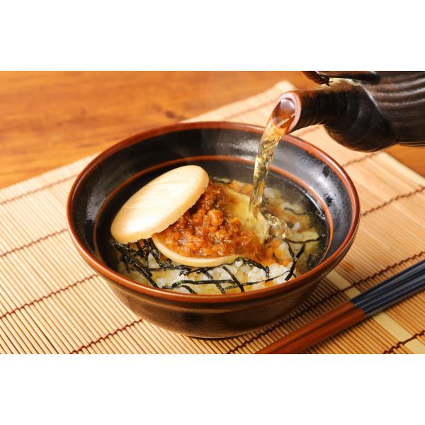 近江牛チャンピオン牛をじっくり煮込んだ肉みそしぐれを米どころ滋賀の「滋賀羽二重糯」の芳ばしいもなかにはさみ、ごはんにのせて熱いお湯またはお茶をそそぎいただく贅沢なお茶づけ12食セットです。