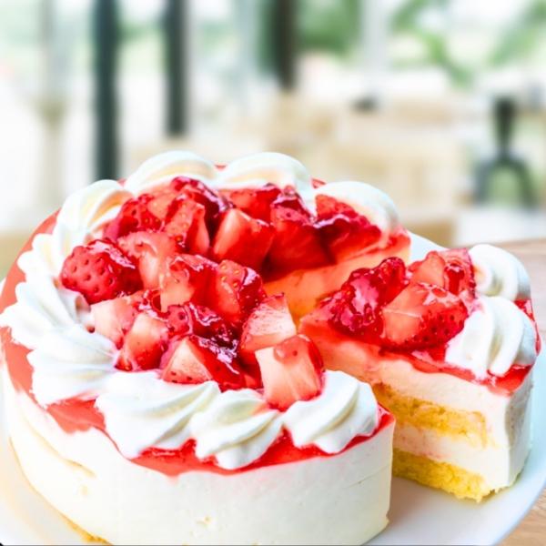 商品名：スカイベリーショートケーキ内容量：約300g／4号（直径約12cm）原材料：クリームチーズ（国産）、生クリーム、砂糖、いちご、卵、小麦粉、レモンジュース、ゼラチン、水あめ、ストロベリー濃縮シロップ/ゲル化剤（ペクチン）、クエン酸賞味...