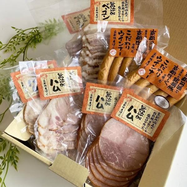 ■無添加 ハム・ソーセージセットA (冷凍）豚肉、塩のみで作り上げたお肉の旨味を感じられる優しいお味の人気商品のセットです。※こちらの商品は【冷凍便】での発送となります。【内容】　無添加ロ−スハム 63g ２個　無添加ボンレスハム 72g ...