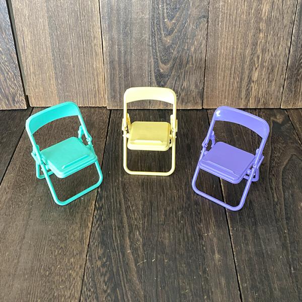 在庫処分セール なくなり次第終了！会議椅子をモチーフにしたスマホスタンドです。折りたたみ式なので、持ち運びにも便利！■内容：3色で1セット■カラー：イエロー／グリーン／パープル■サイズ：約95mm×約60mm×約55mm■素材・成分：プラス...