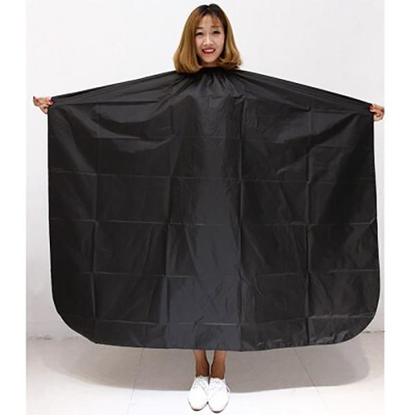 お家で散髪するときのヘアカットショール。服を着たままでも大丈夫、簡単装脱着！■表地カラー：ブラック■裏地カラー：ランダムになりますので、予めご了承お願いいたします。■サイズ:最長（前）約120cm×最短（後）約30cm　　　　 首回り：約4...