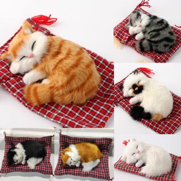 ※製造時期により、座布団の四隅の紐の色が変わる場合がございます。予めご了承の上お買い求めください。目をつむってスヤスヤ居眠りをしてるかわいい猫ちゃんの置物です。まるで寝息が聞こえてきそうな表情に、ついつい癒されてしまいそう(^^)どんな夢を...