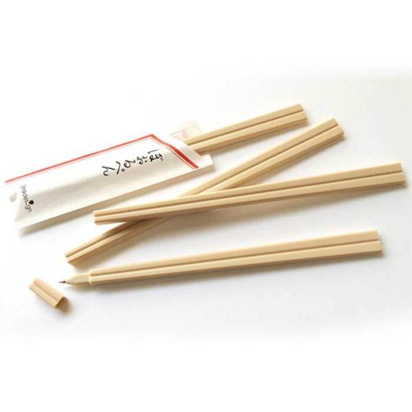 どこから見ても割り箸にそっくりなボールペン。2つには割れませんが、四角い形は手に馴染んで書きやすいです。■パッケージサイズ：45mm×10mm×230mm■内容：油性インク 黒■ボール径：0.8mm■素材・成分：本体：ABS※掲載写真は、撮...