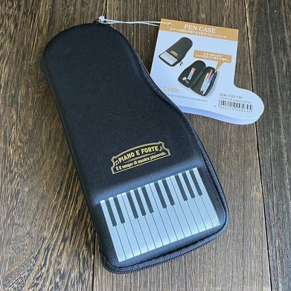可愛いピアノをっモチーフにしたペンケースです。コンパクトに文房具をまとめられるので持ち運びに便利です。長さ16.5cmまでのペンなら収納可能です。ペン以外にも、ちょっとした小物入れとして使ってもいいですよね(^^)■素材：EVAフォーム■サ...