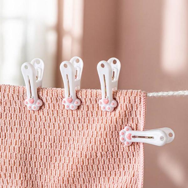 猫の肉球デザインの洗濯ばさみ軟質ゴム仕様なので、やわらかく衣類をはさむことができます。■内容：12個入り■素材：プラスチック/軟質ゴム/金属■サイズ：5.5cm×3.4cm×1.5cm※お客様がご覧頂いているディスプレイの環境によって、画像...