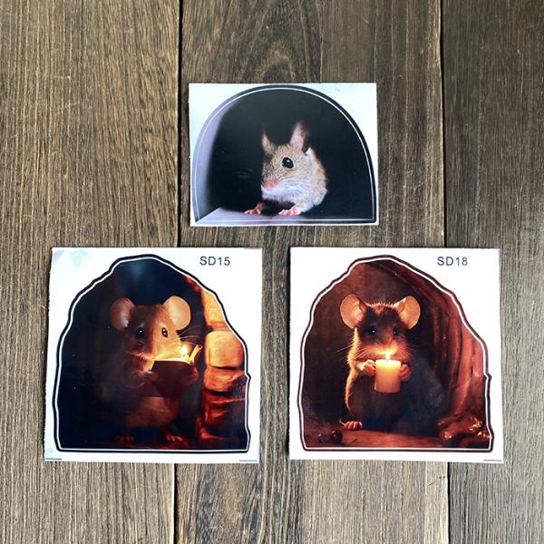 かわいいネズミが壁から顔を出してるトリックアートステッカーリビングや子供部屋のワンポイントシールにいかかがですか？■タイプ：タイプA/タイプB/タイプC■サイズ　タイプA：約10cm×約7.5cm　タイプB：約10.5cm×約10.5cm　...