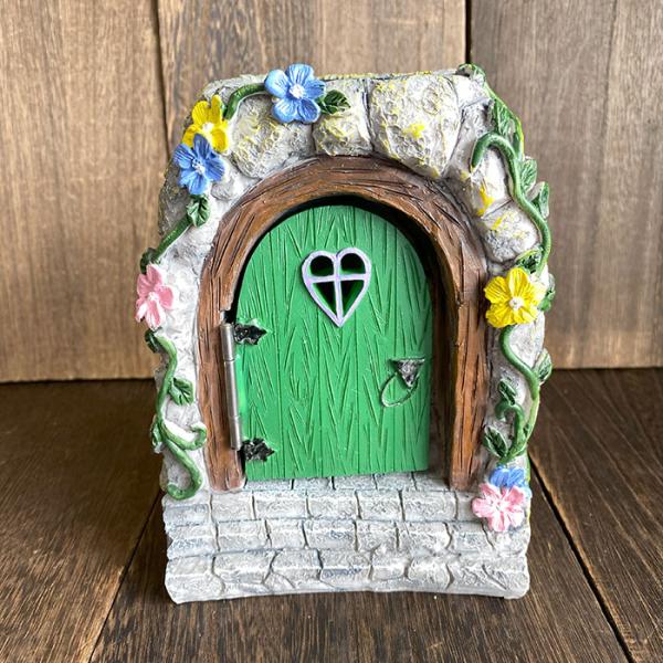 庭の木を飾るデコレーションソーラーライト樹木に取り付けるおもしろいアイテムちょっと不思議な世界に出てきそうな木を演出することができます小人の世界、いや妖精の世界への入り口・・・？■ザイズ：12cm×7cm×15.5cm■材質：樹脂■電源：ソ...