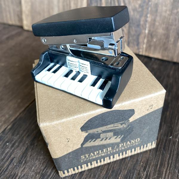 グランドピアノ をモチーフにしたホッチキス今にもピアノの音色が聴こえてきそうなステーショナリー勉強や仕事が楽しくなるアイテムです学校や職場の仲間たちからも大ウケ間違いなしかも!?■サイズ：約6.0cm×5.0cm×4.3cm■重量：約95g...