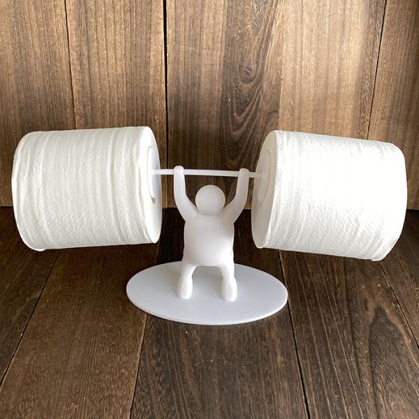 予備のトイレットペーパーを楽しく飾る重量挙げ選手の置物トイレのタンクの上や棚に置くだけで、あの狭い空間がアスリートの空間に(^^)■内容：組み立て式■素材：プラスティック■サイズ：33cm×17cm■生産地：中国※写真のトイレットペーパーは...
