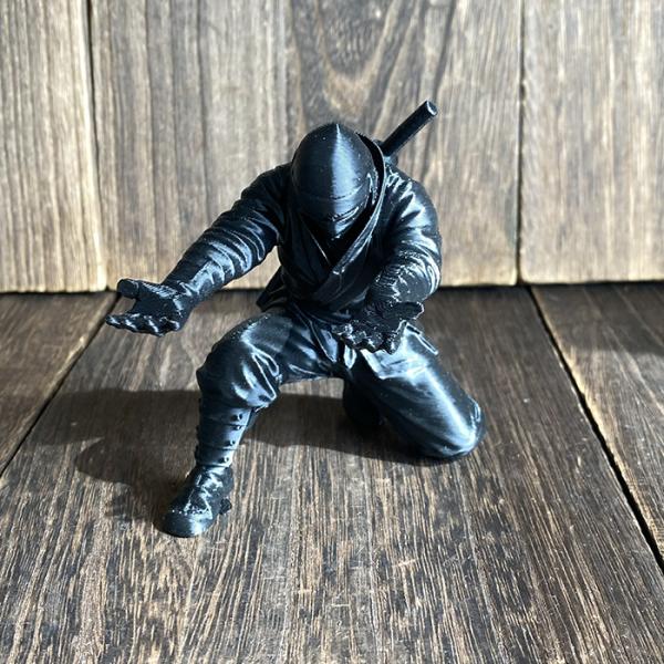 忍者が「どうぞ」ってペンを渡してくれてるような、忍者フィギュアペンスタンドお部屋やオフィスのインテリアとしてもかっこいいオーナメントです■サイズ：約8cm×約6.5cm×約9cm■素材：プラスチック■重量：約21g■生産地：中国※本体のみの...