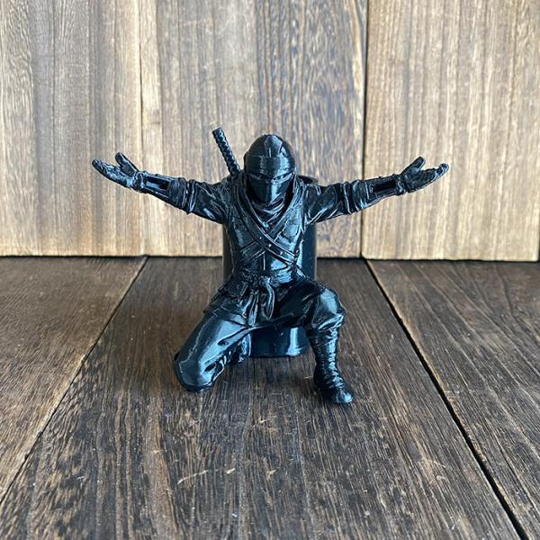 忍者フィギュアペンスタンドお部屋やオフィスのインテリアとしてもかっこいいオーナメントですボールペンなら約5本〜6本まで入れることができます。■カラー：ブラック■サイズ：約12.5cm×約7.5cm×約10cm■素材：プラスチック■重量：約5...