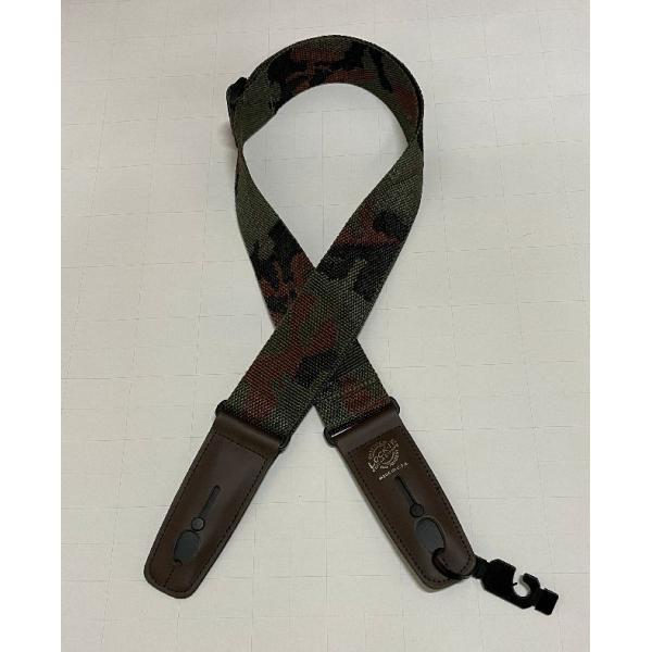 ペンダント部分は一見、通常のストラップに見えてもロック機構を搭載。 ヴィンテージ・スタイルのストラップ・ピンに簡単な操作で確実にロックします。 防弾チョッキにも使用される耐久性の高い素材を採用し、レザーで覆う事で強度としなやかさを両立を実現...