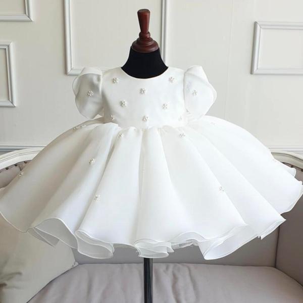 子ども（キッズ）用のドレスです。ハーフバースデーや誕生会などのイベントや結婚式、七五三、発表会などフォーマルなシーンにおすすめです。サイズが80-110cmまであるので姉妹お揃い（リンクコーデ）もおすすめです。送料無料でお届けします。サイズ...