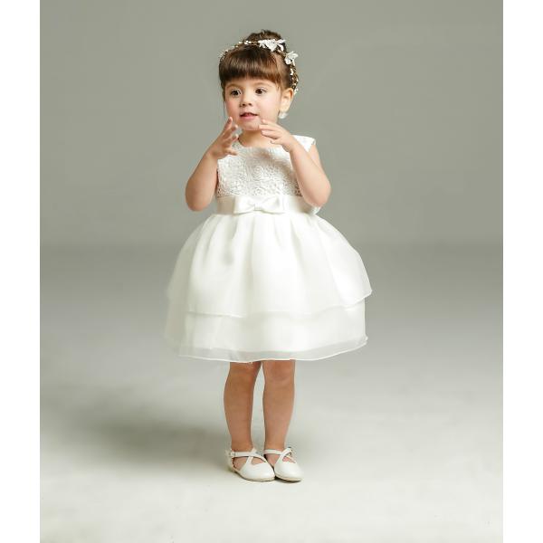 ※ヘアアクセは付いておりません。予めご了承ください。リボンとお花の刺繍がインパクトのとっても素敵な女の子ベビー用ドレスです。ぷっくりとした形とデザインが女の子らしさがいっぱいの上品な仕上がり。お食い初めやお宮参り、ハーフバースデー、結婚式な...