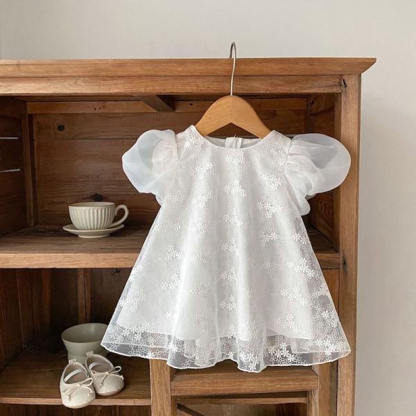 子ども（キッズ）用のドレスです。パフスリーブでかわいい印象に！ハーフバースデーや誕生会などのイベントや結婚式、七五三、発表会などフォーマルなシーンにおすすめです。サイズが70ー110まであるので姉妹お揃い（リンクコーデ）もおすすめです。ギフ...