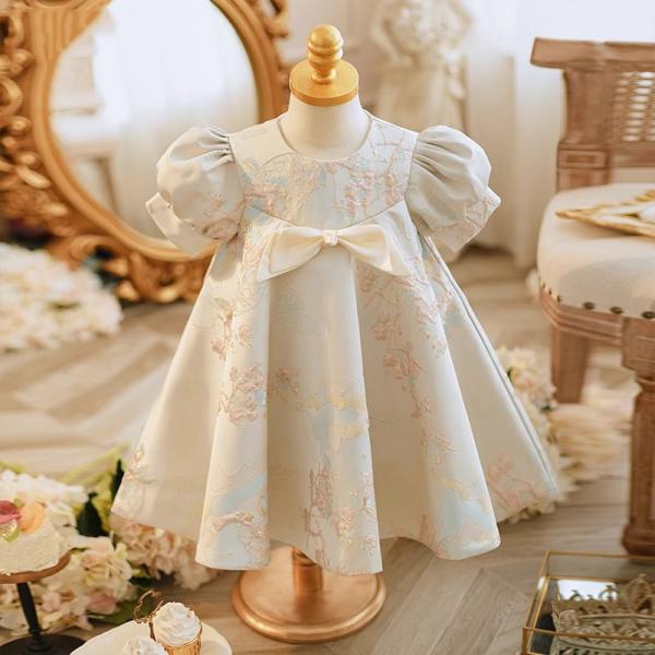 このベビードレスは、結婚式や誕生日、ピアノ発表会などの特別な行事に最適な一着です。半袖のデザインに加え、上品な刺繍が施されており、リボンがアクセントとなっています。淡いブルーの色合いが落ち着いた印象を与え、春から冬まで幅広い季節に対応可能で...