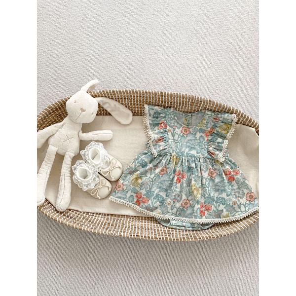 このベビー服は、女の子のためのかわいらしいデザインが特徴です。涼しげなグリーンの花柄とフリルが施されており、夏のハーフバースデーやお宮参り、お食い初め、百日祝いなどの特別な日にぴったりです。コットン素材を使用しているため、赤ちゃんの肌にも優...