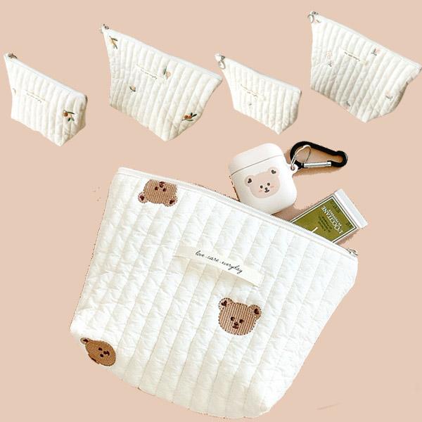 とっても可愛いポーチです。大小2点セットですお子様の小物入れにも！シンプルでとっても使いやすく キルティング生地がとっても素敵です！お出かけにぜひ！【シリーズ】くま・オリーブ ・チューリップ【サイズ】約Sサイズ: 21×13cm重量: 40...