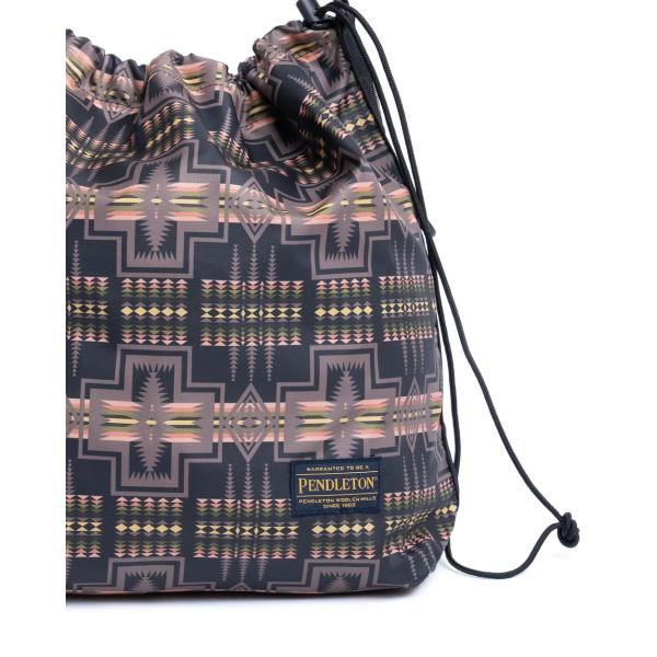 回収された使用済みペットボトル等を原料としてECOPETと撥水性・浸透性を合わせ持ったComfortasを組み合わせたリップストップ生地。ドロウポーチ（ドロウストリングポーチ）は、絞り紐（ドロウストリング）で口を閉じるタイプのポーチで、非常...