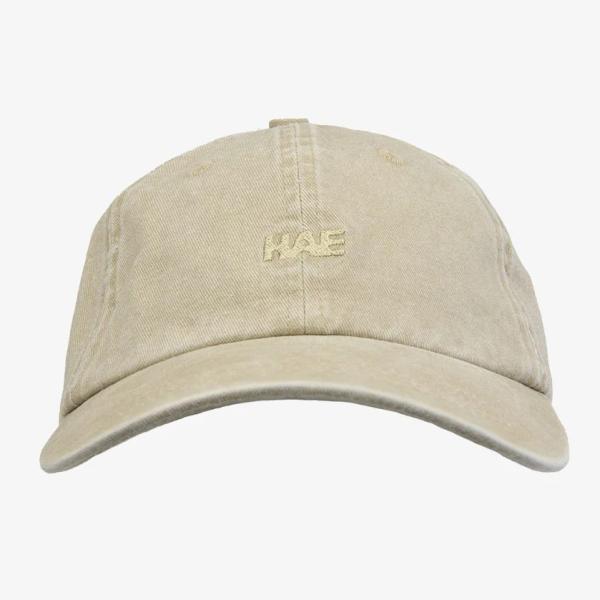Second Line Cap は、スイスにて、熟練の職人の手により一点ずつ丁寧に仕立てられたキャップです。後部には、実際に登山で使用されたクライミングロープをアップサイクルし、Seilverschluss（ザイル留め具）として採用。それぞ...