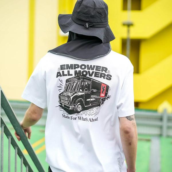 ひとたびTシャツに袖を通せば、 まるで鍾乳洞の中にいるような清涼感を提供するオリジナルTシャツ。CHROMEが実際に所有し、アメリカ大陸横断まで果たしたオリジナルのバンをグラフィック化。体の水分や汗に反応して冷却効果を発揮するCOVEROS...