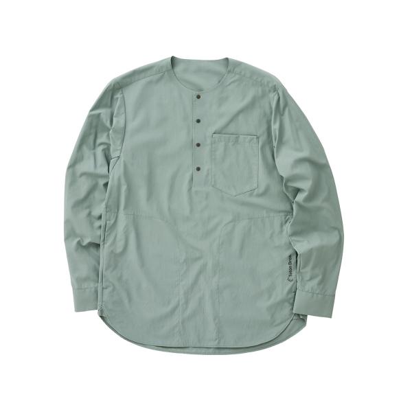 レイヤリングしたときにも襟元がすっきり見えるクルーネック。JOURNEY L/S SHIRTと同じく脇の下にガセットを設けて腕を動かしやすくしています。こちらもジェンダーレスで、丈を若干長めにデザインすることで男女問わずに着やすくなっていま...