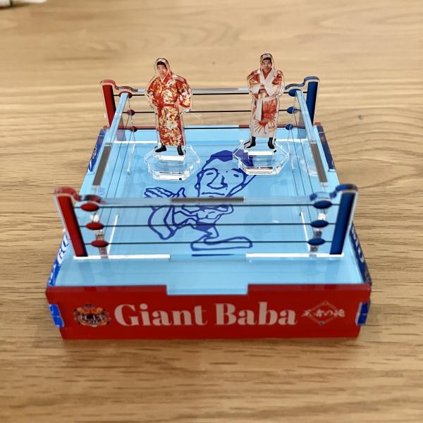 【ジャイアント馬場アクリルリング】リングの縮尺サイズに合わせたG馬場のアクリルスタンド付き！！リングのサイズは7.5cm四方素材：アクリル※サイズの寸法について 全て平置きで測定したものを記載しています。あくまでも目安としてお考えいただきま...