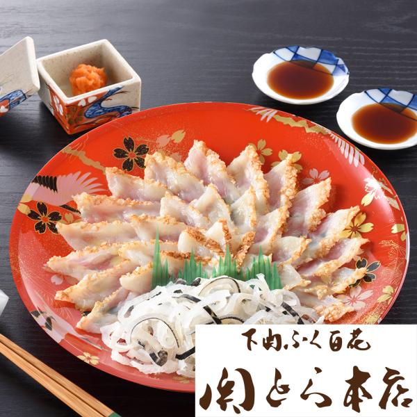 真ふぐを炙り、たたきにして1枚1枚丁寧に盛り付けました。真ふぐの繊細で上品な味わいと食感を特製ポン酢でお楽しみください。---内容量：真ふぐたたき刺身（22cm皿） 55g、とらふぐ皮 20g、ふくポン酢 10g×2、もみじおろし 10g×...